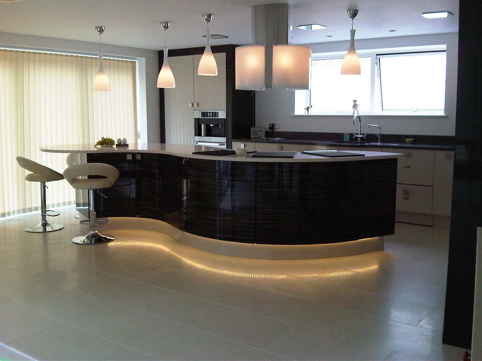 Kitchens with Curved Countertop - Decor Units