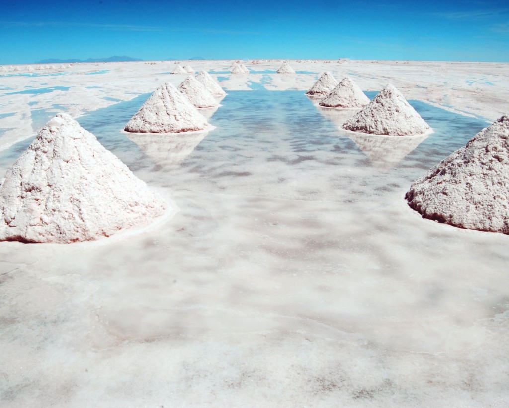 The largest mirror in the world: the Bolivia Salt Flats - PICXACT ...