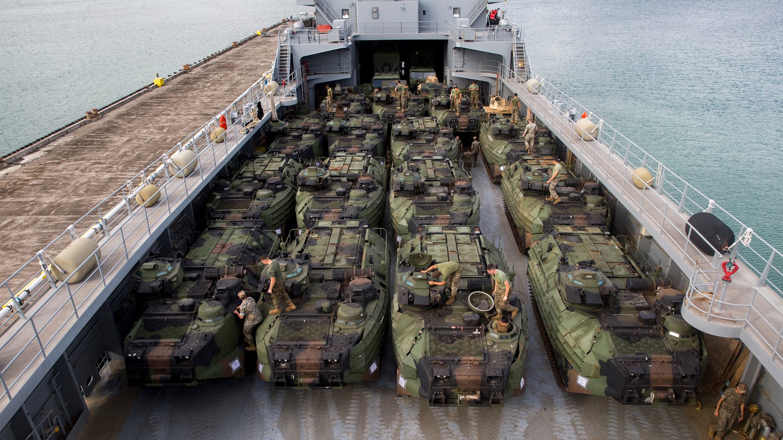 SNAFU!: US Army Logistic Support Vessels onload AAVs...pics by Sgt ...