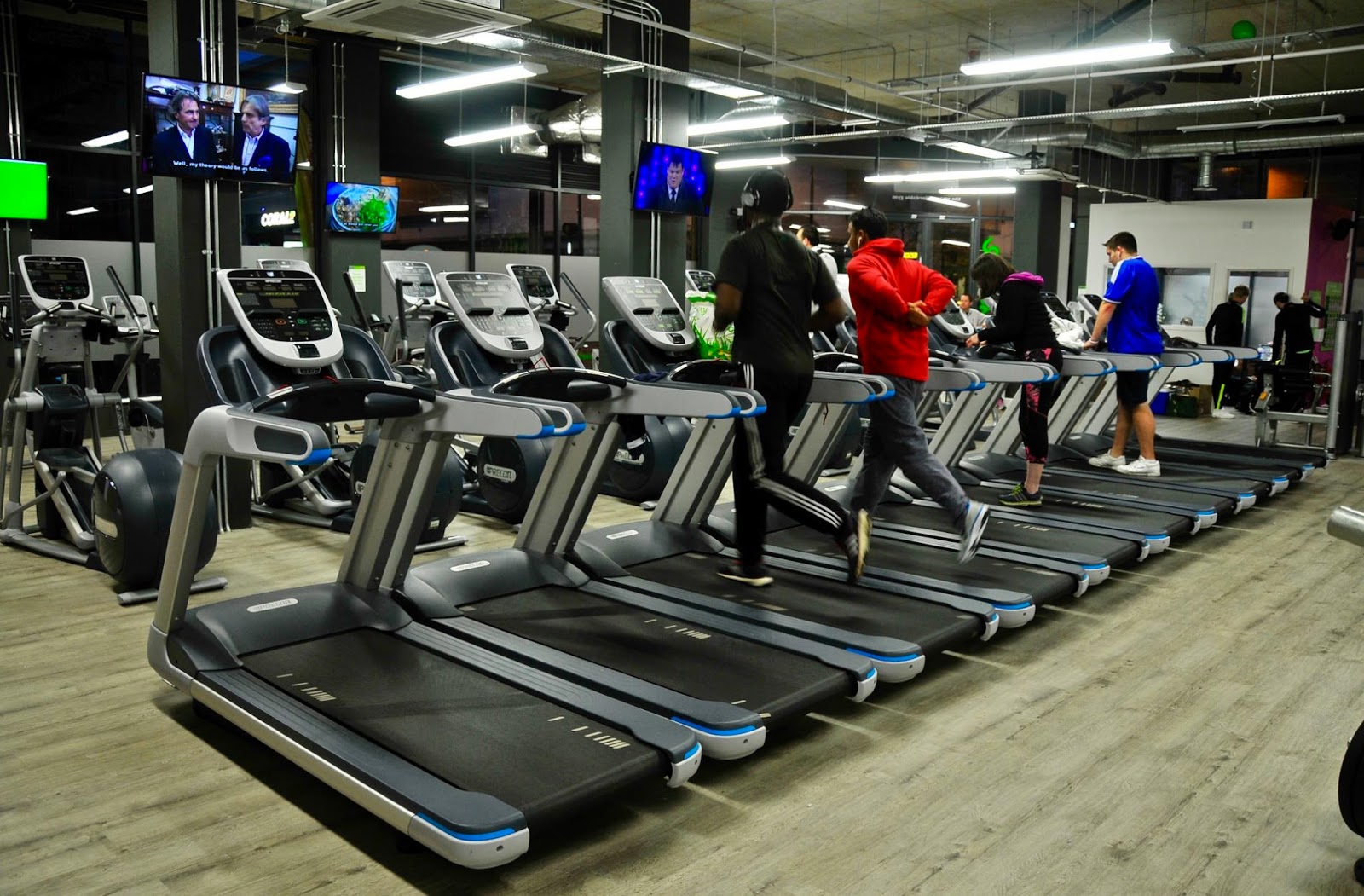 Arthur Pewty's maggot sandwich: Fit4Less opens.