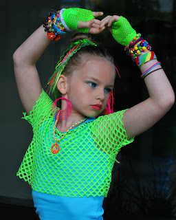POSE child modeling mag Junior Fashion Experts