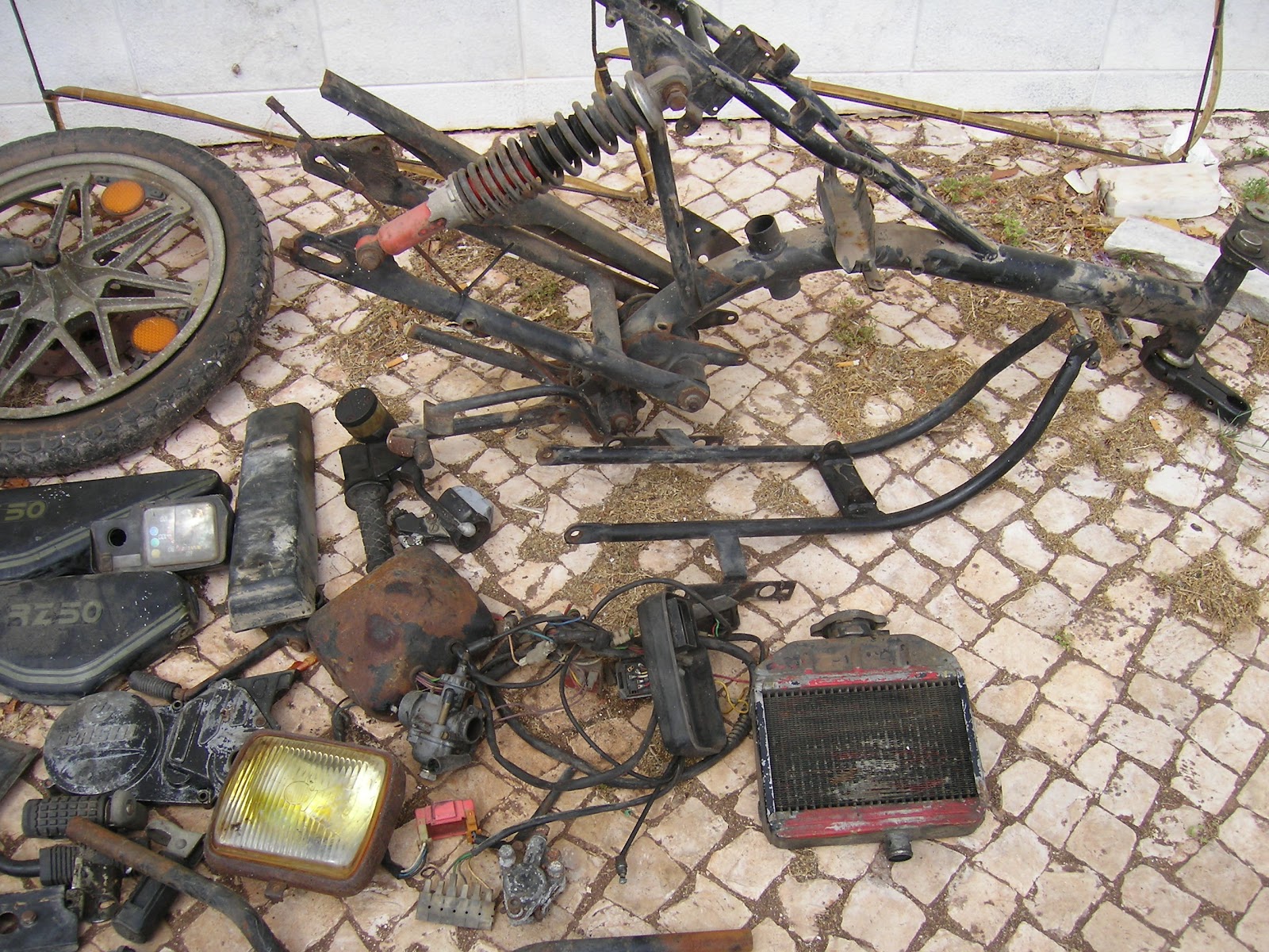 J.M.C.S. MOTOS E PEÇAS: CASAL RZ 50, PARA VENDER AS PEÇAS