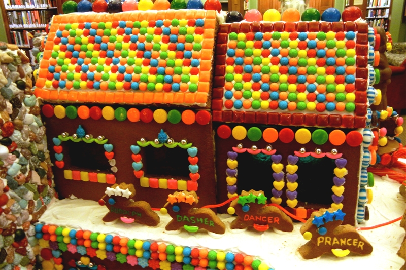 Capadia Designs: An Amazing Gingerbread House