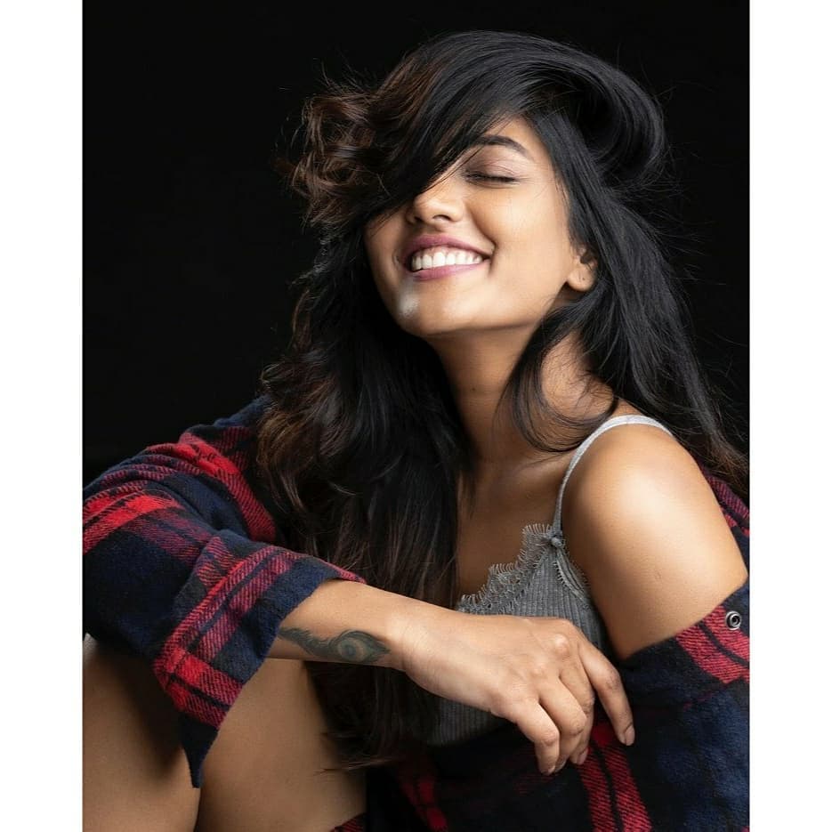 Eesha Rebba latest Photoshoot Stills, HD Images, Mobile Wallpapers