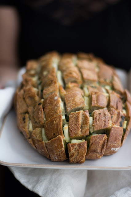 Chic, Chic, Chocolat: Pain garni à l'ail des ours et au fromage de chèvre