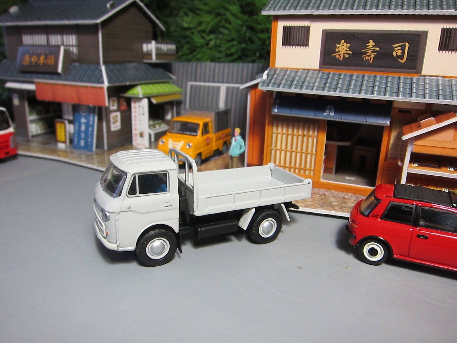 Mytoycars!: Tomica Limited Vintage Mazda E2000 Dump Truck