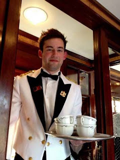 Head Waiter dan Captain Waiter di Restoran - Restofocus