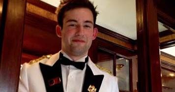 Head Waiter dan Captain Waiter di Restoran