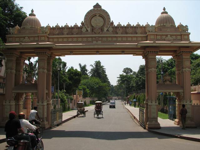 Travel Blog: A sneak into the Belur Math Temple