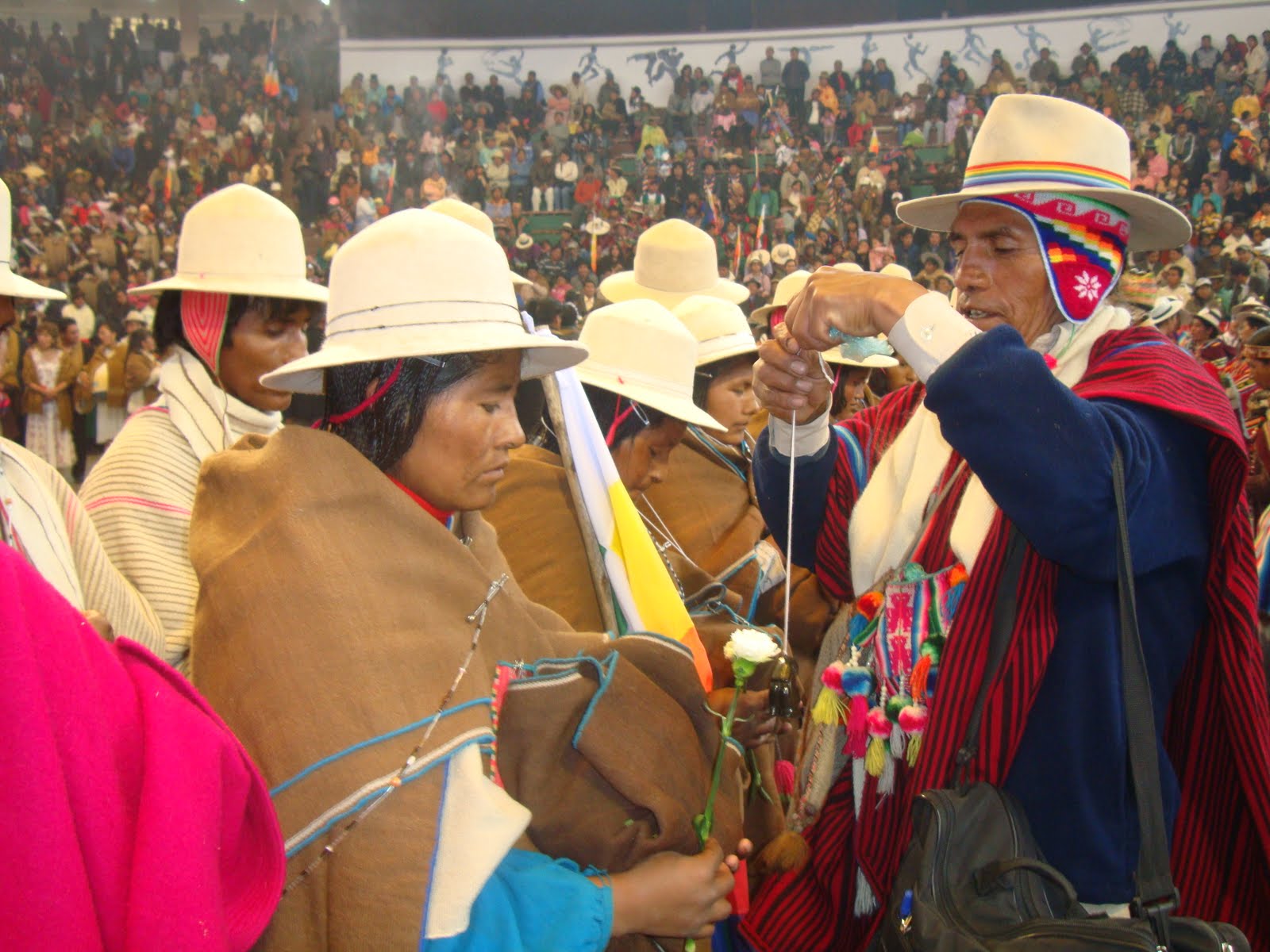 ARAÑANDO EL CIELO Y ARANDO LA TIERRA: SOCAVAR EL ESTADO COLONIAL Y ...