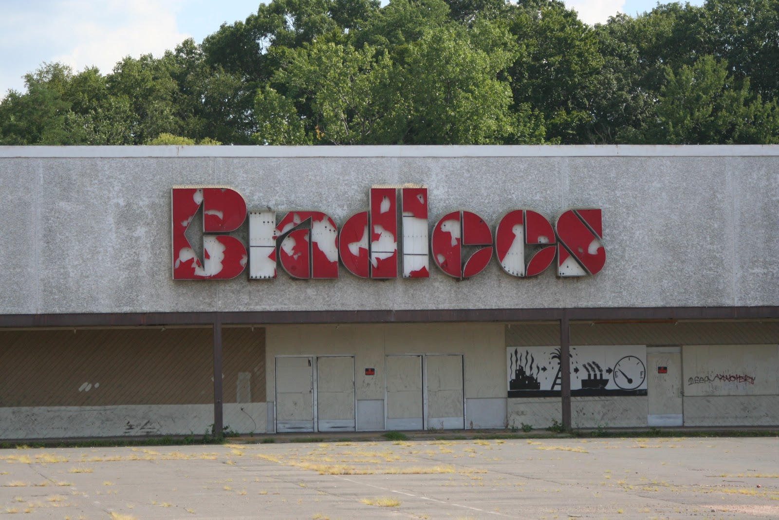 Dead and Dying retail: The Manchester Parkade in Manchester, Connecticut