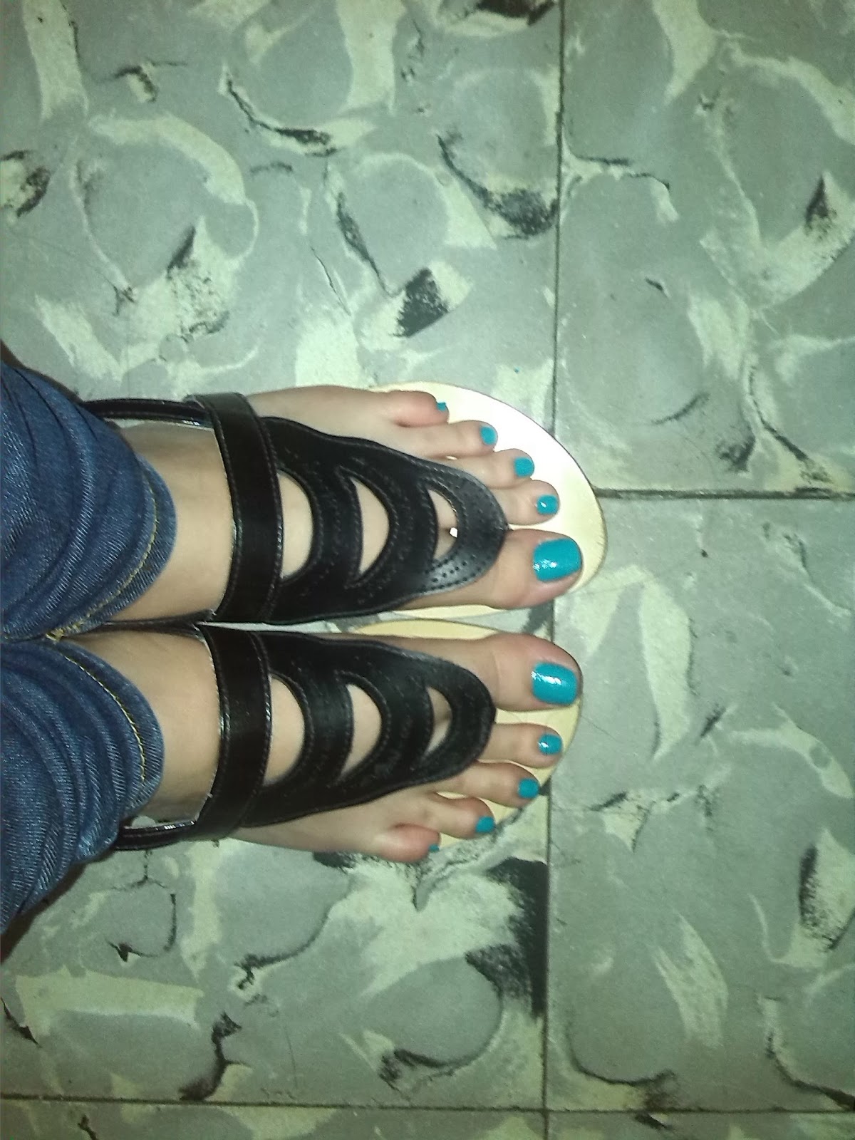BEAUTIFUL AND CUTE FEET: Long toes - blue toes