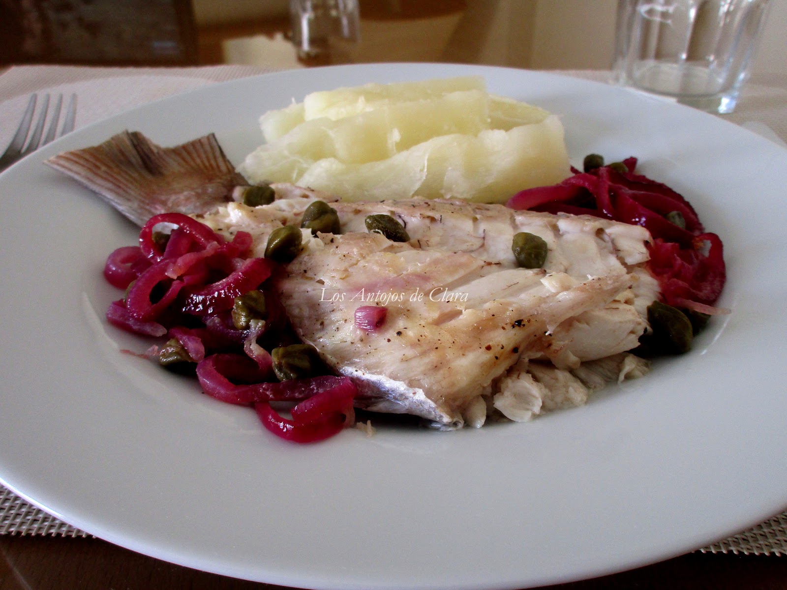 Los Antojos de Clara: Pargo al horno con cebolla, alcaparras y limón