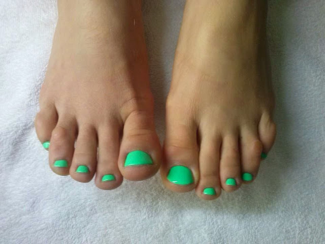 Anioł o czarnych skrzydłach: Hybryda na stopach