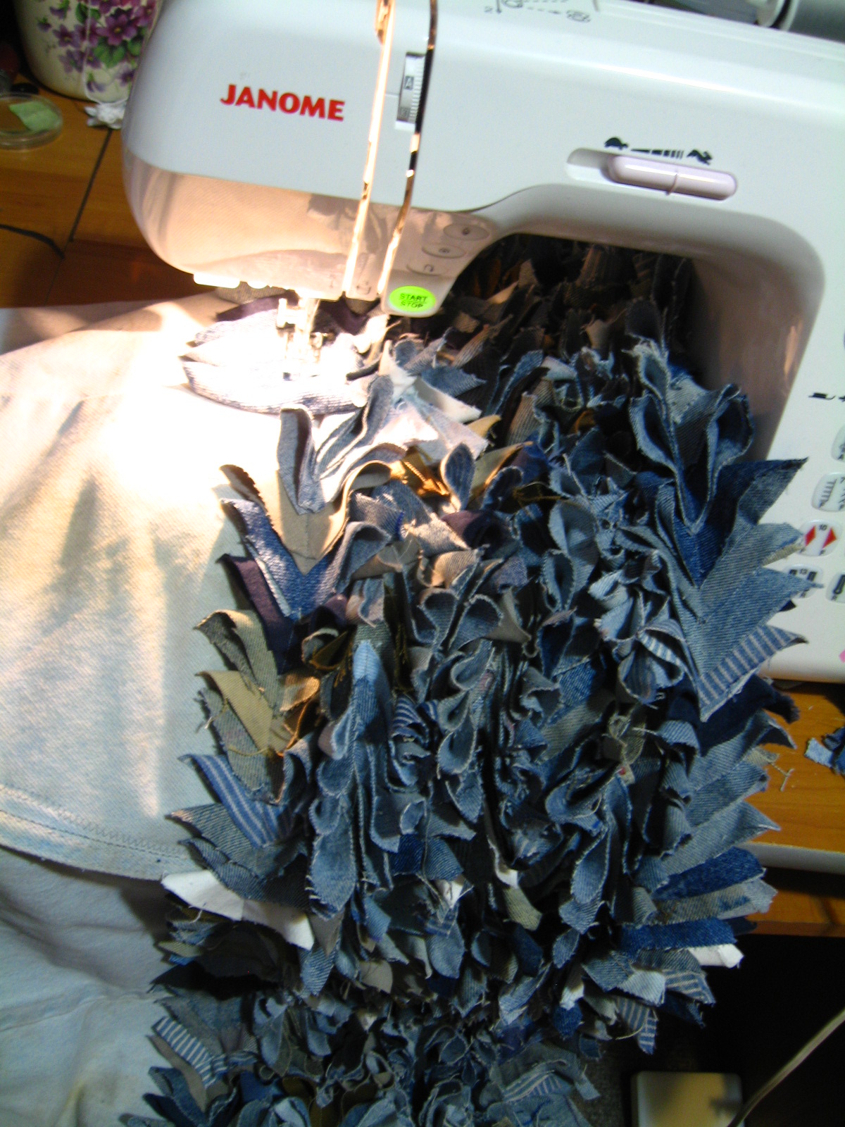 Proverbs 31 Living: Fluffy Denim Rag Rug {Tutorial}