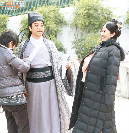 TVB Entertainment News: Bobby Au-Yeung Helps Esther Kwan Stay Warm ...