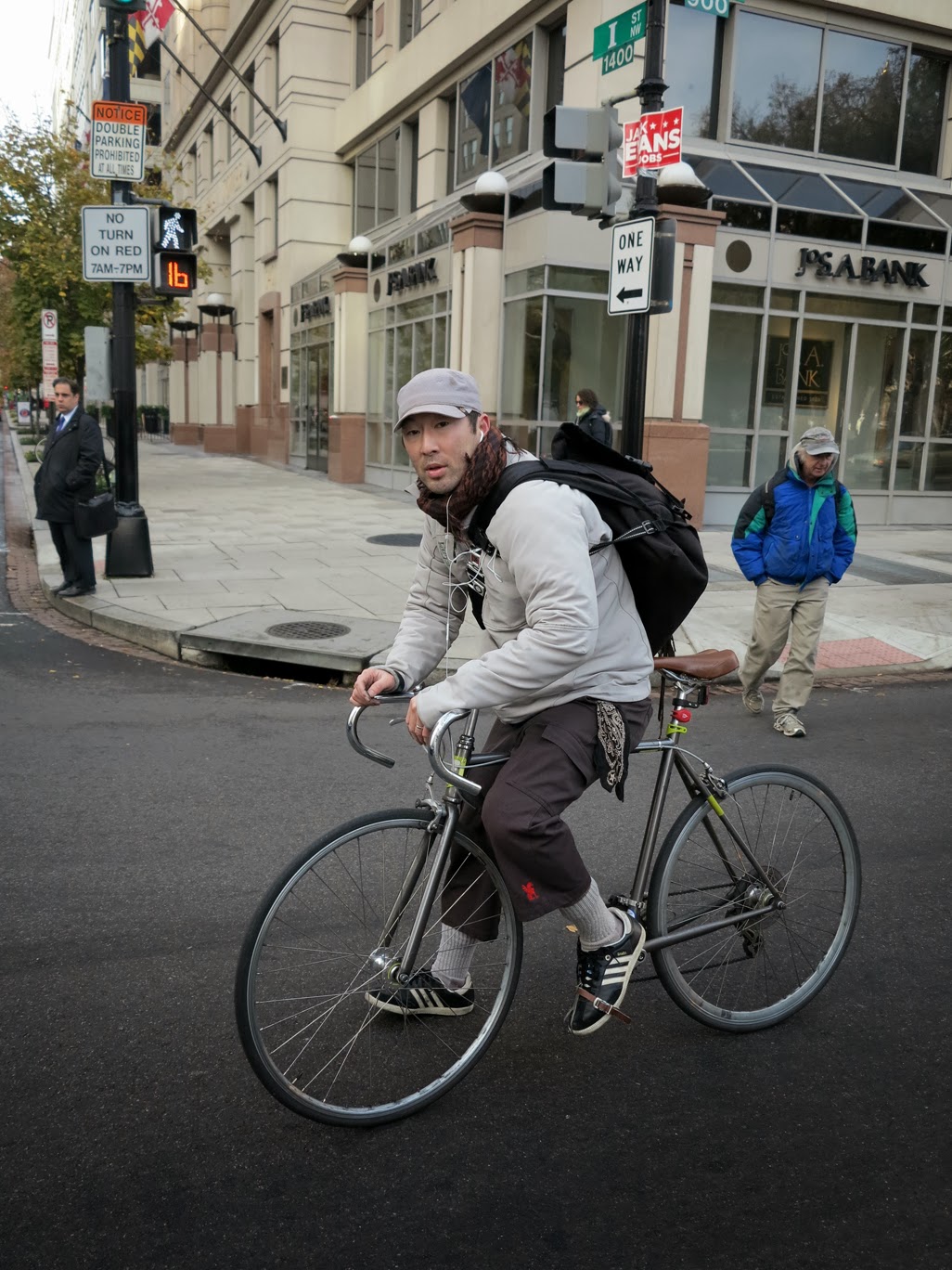 gears? he looks like a fixed gear type... the clothing... the bars ...