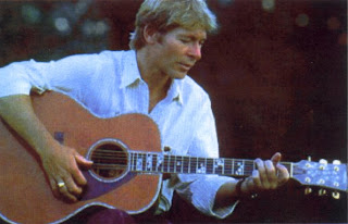 DNES ANGLICKY: John Denver