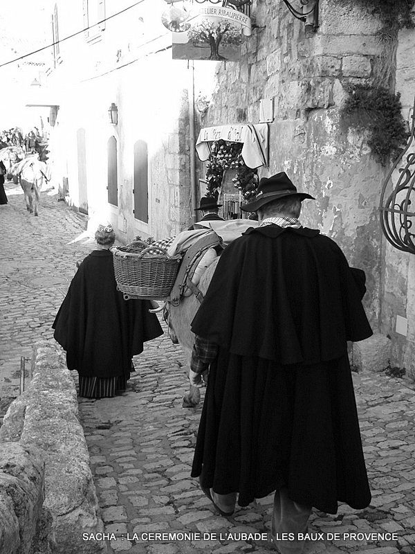 Un jour....Une photo !: La cérémonie de l'aubade ; Les Baux de Provence ...
