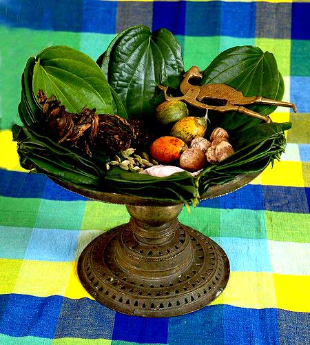 Budaya Makan Sirih dan Pinang ( NGINANG ) - Tradisi Tradisional Budaya Makan Sirih dan Pinang ( NGINANG ) - Tradisi Tradisional