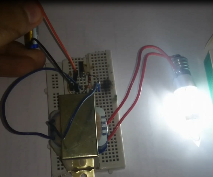 Running small 220v lamp by 1.5v battery