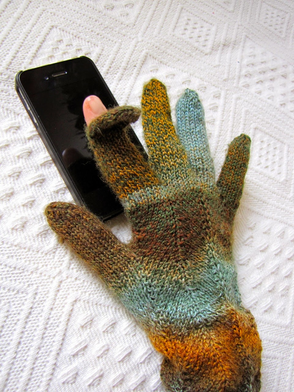 Of Dreams and Seams: Smartphone-Gloves!