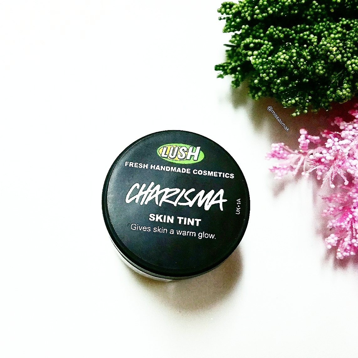 Glamourholik Sisters: LUSH "Charisma Skin Tint" Review