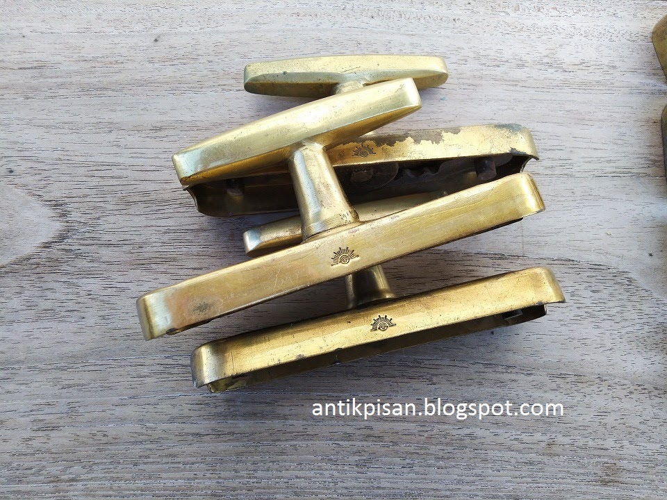 Antikpisan: 3 Set Spanyolet Kuningan Antik Carl Schlieper ( NOS )