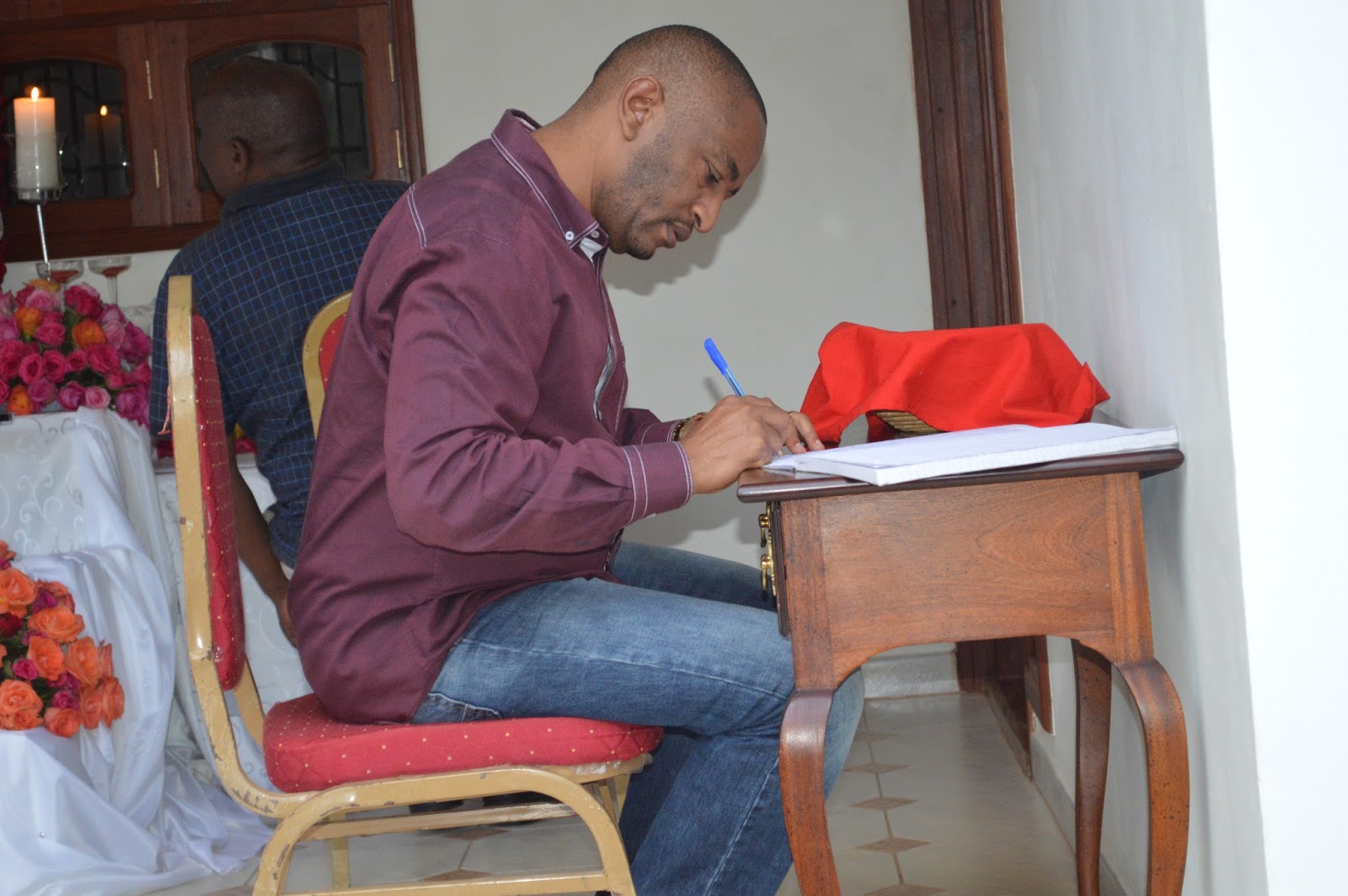 MH. DAVIS MOSHA AMFARIJI MFANYABIASHARA LASWAY KWA KUFIWA NA BABA YAKE ...