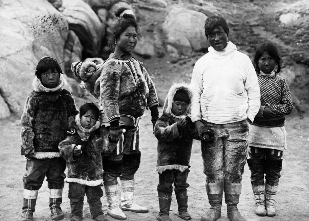 25 Amazing Vintage Photographs That Capture Everyday Life of Inuit ...
