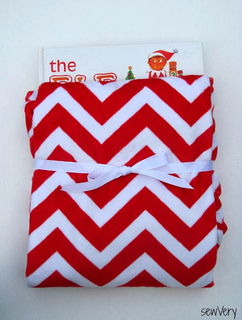 sewVery: Cuddle Pocket Blanket Tutorial