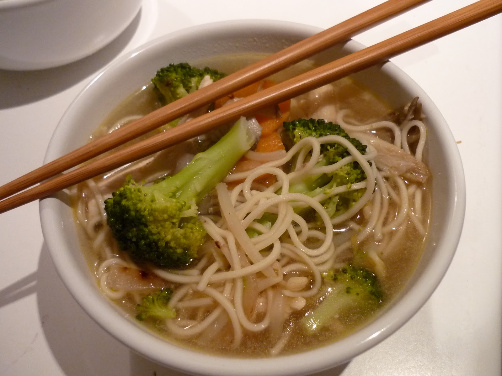 La Chef A: Wok de pasta china con caldo de verduras y pollo
