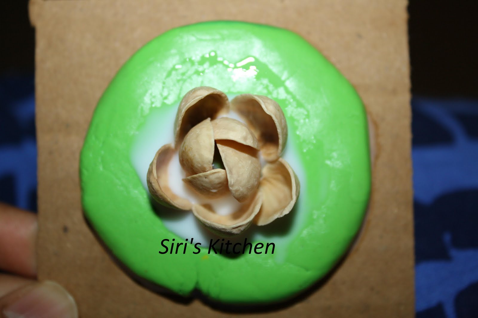 Siri's Kitchen: Step by step tutorial to make pista shell flowers