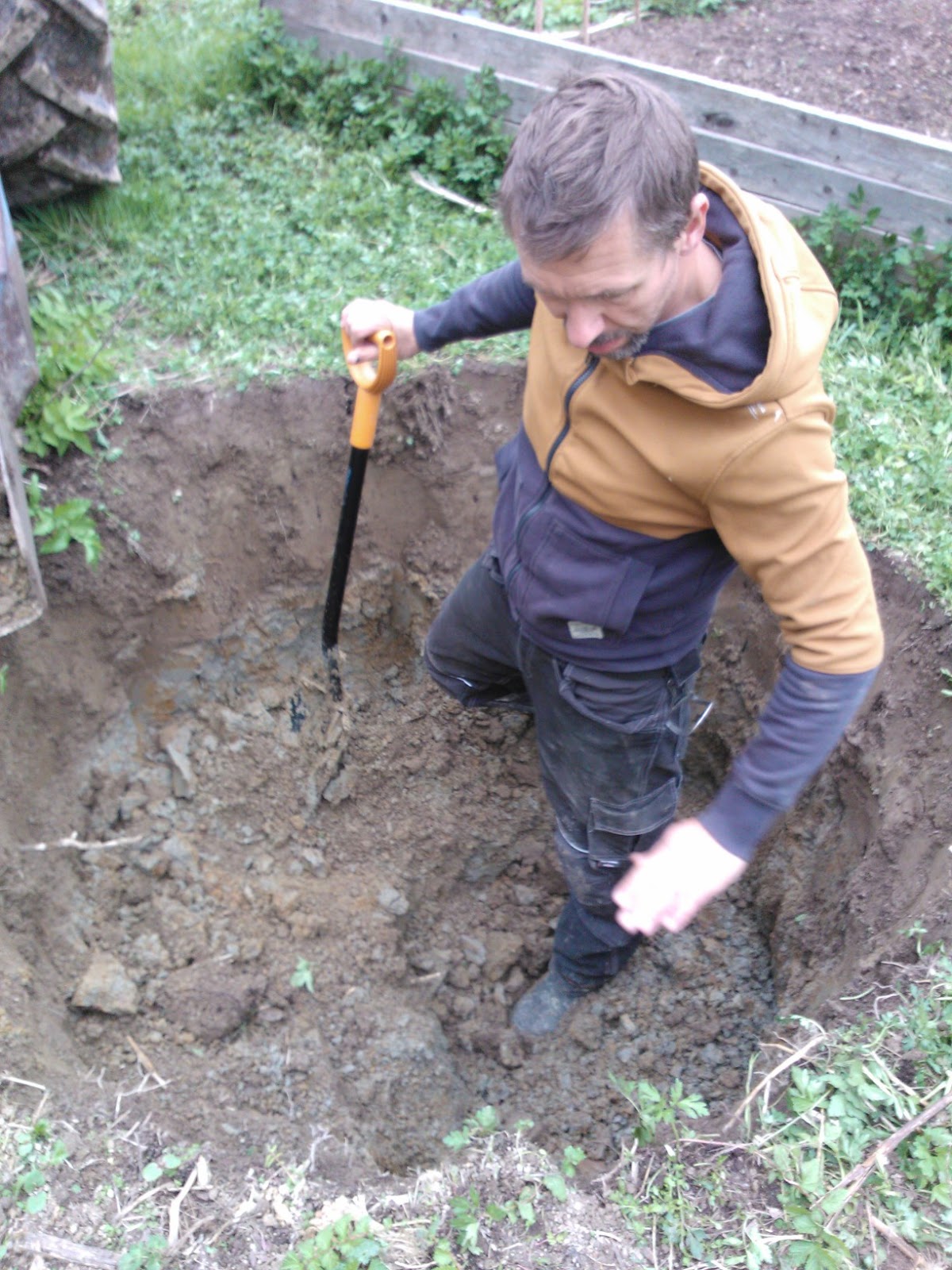 Lev mer på mindre: Handgräva en brunn
