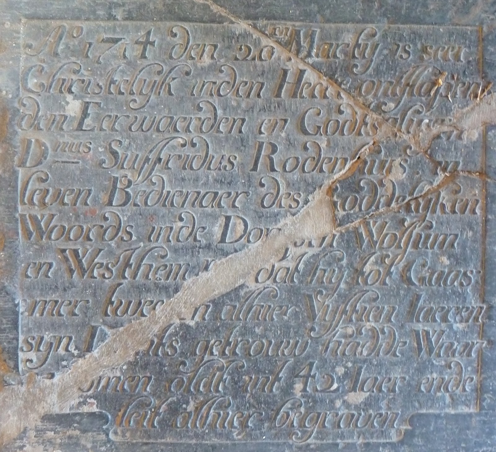 Friesland: oude grafzerken in de kerk van Wolsum weer tevoorschijn