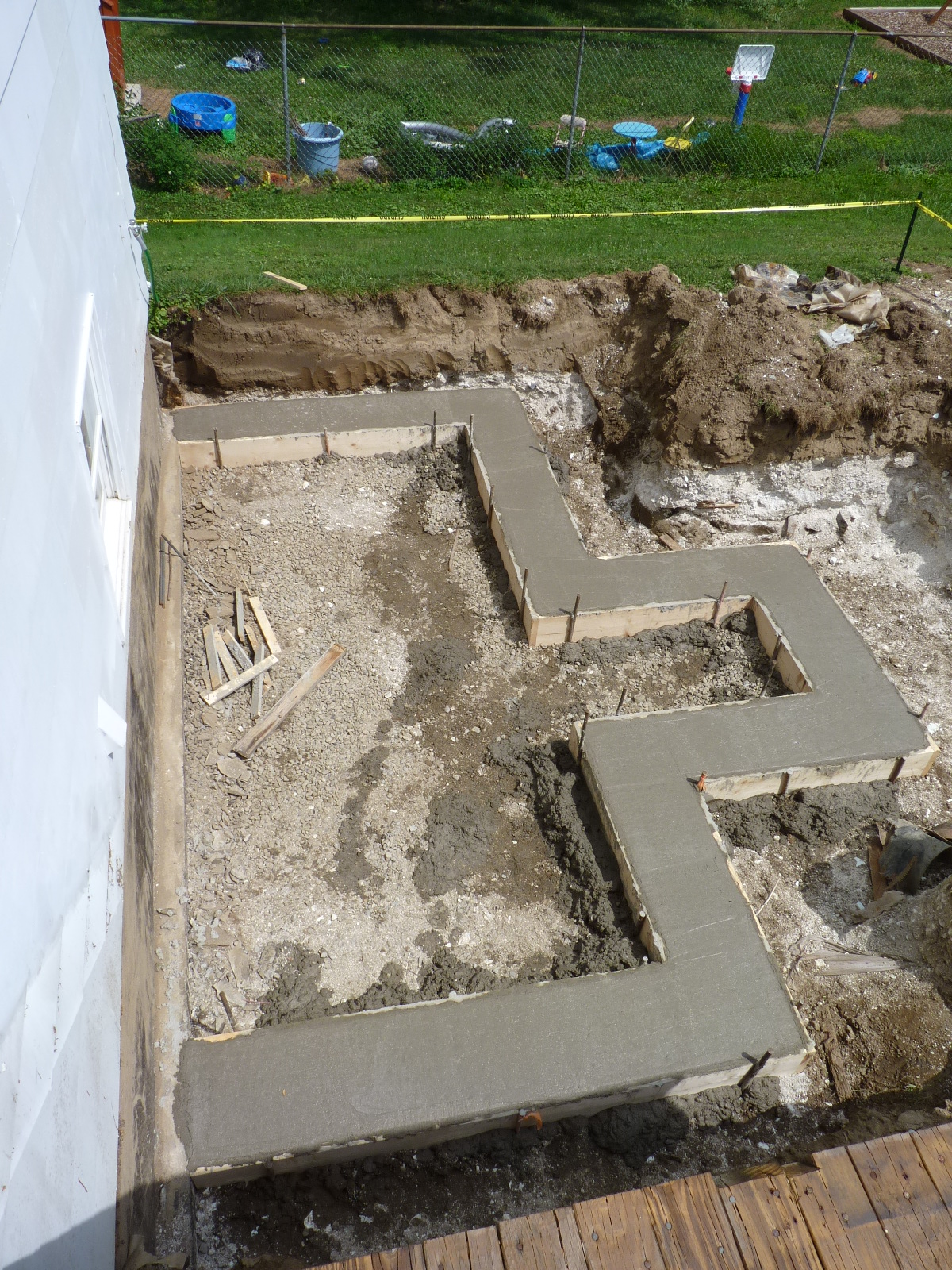 THE HOUSE ACCORDING TO ROBERTO: DECK FOUNDATION COMPLETED