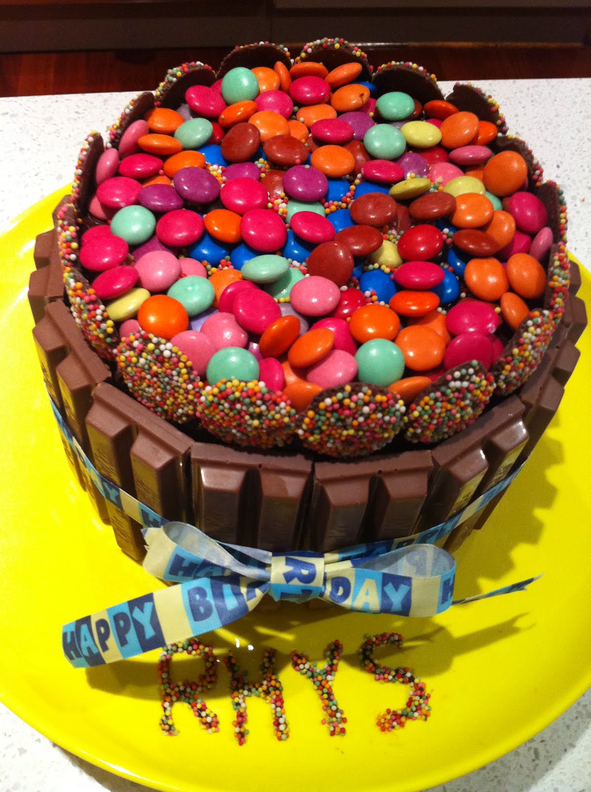 Kids love Cake: Rainbow Kit Kat Cake