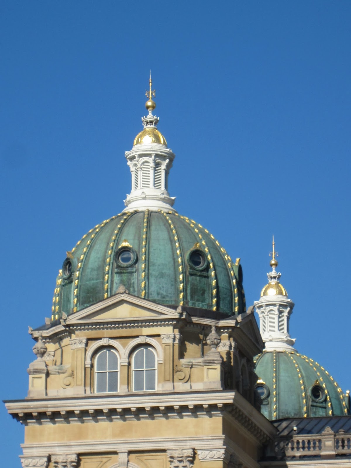 Souvenir Chronicles: DES MOINES, IOWA: STATE CAPITOL BUILDING GROUNDS