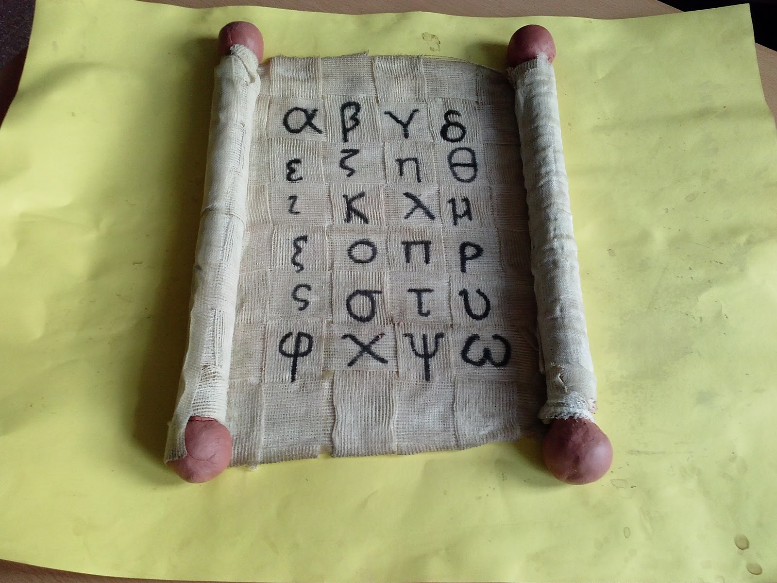 Biblioteca del IES Sánchez Lastra: Un papiro griego y un códice romano