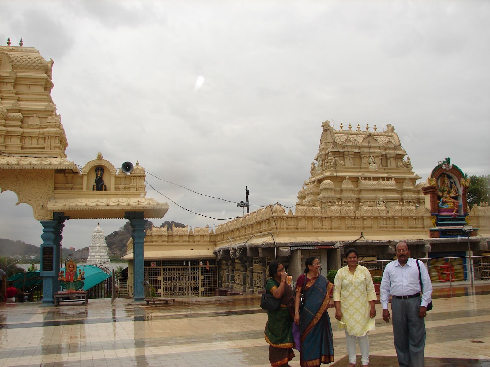 Raghu's column!: Sri Bhadrakali Temple, Warangal.