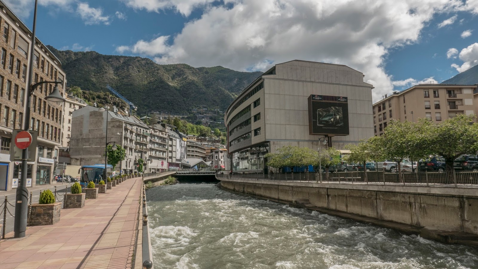 EL BLOG DE TON REVILLA: Andorra, Capital dels Pirineus