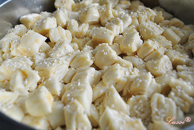 Lussi`s World of Artcraft: Разхвърляна пита / Messy bread