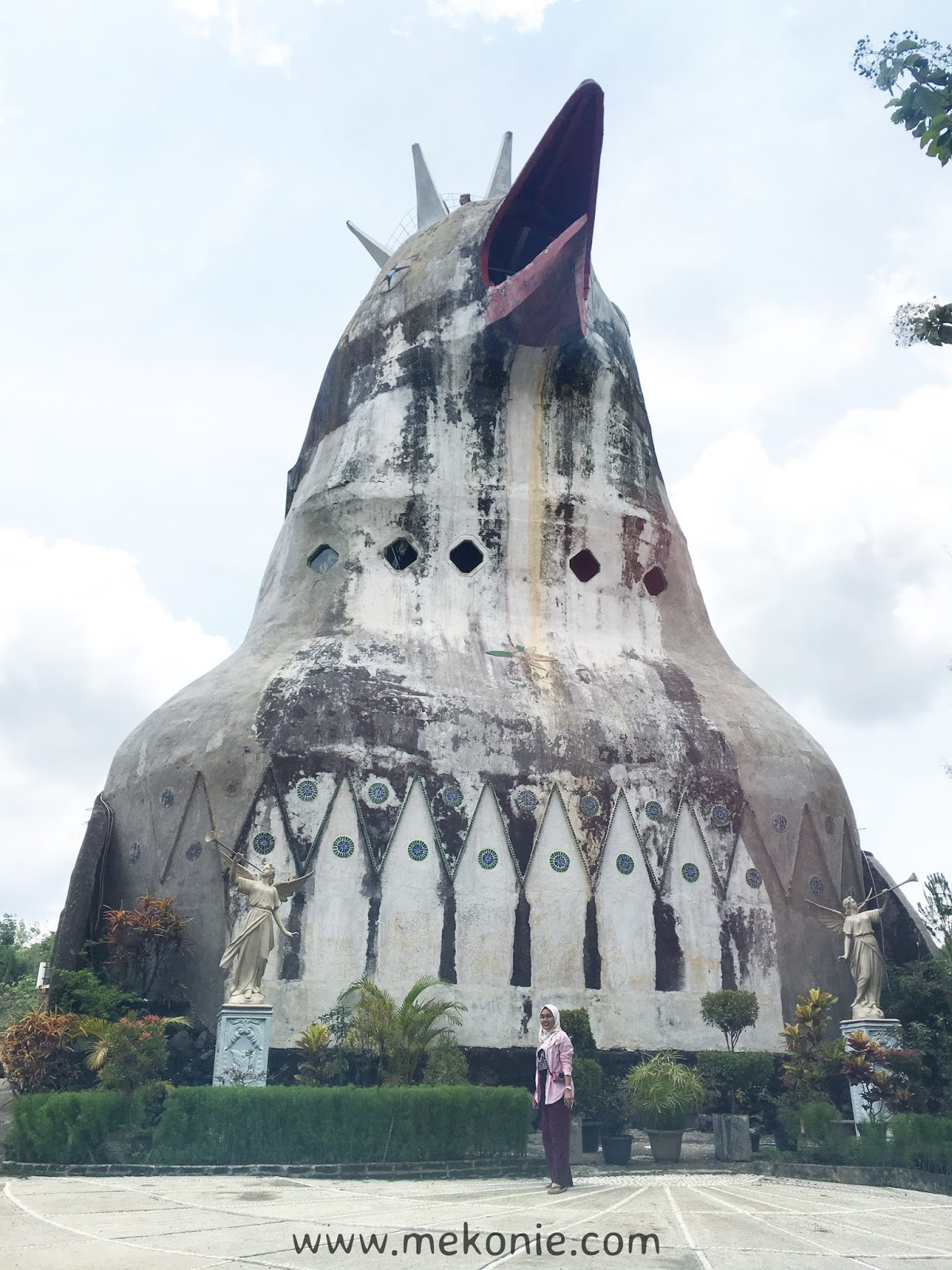 GEREJA AYAM SEBENARNYA ADALAH BURUNG MERPATI - Mek Onie