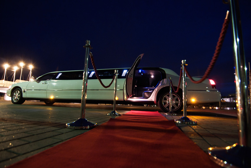 Hemmon Kuvat & Fillarihemmo: Lincoln TownCar Luxuskettu Limousine