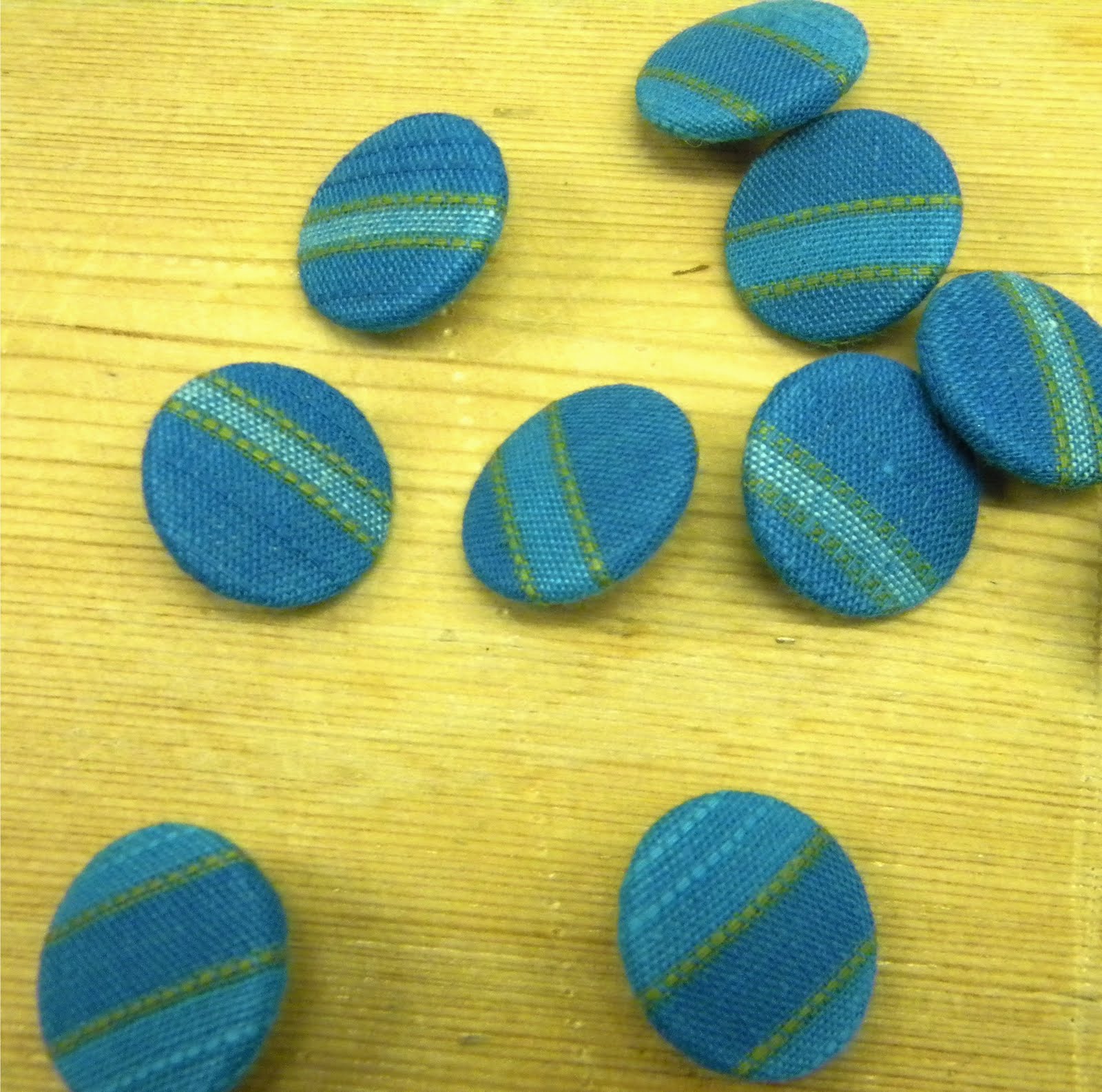 Marias Le Frog: Klädda knappar... en kärlekshistoria