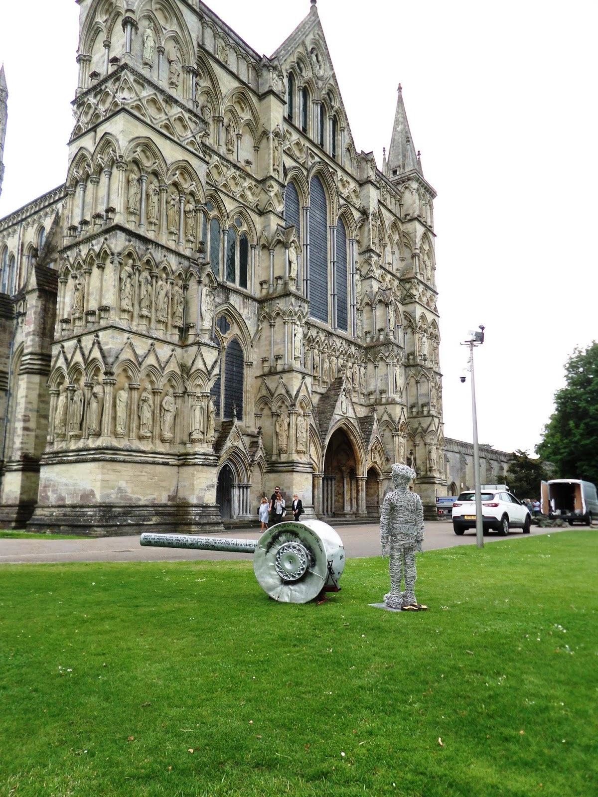 SCRAPTORS SCULPTURE GROUP: Sculpture at Salisbury Cathedral