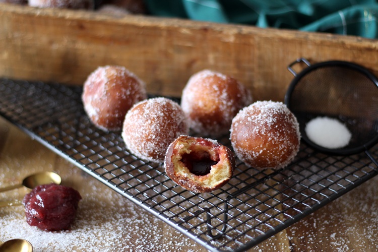 Mini-Berliner mit Waldfruchtmarmelade - Biskuitwerkstatt