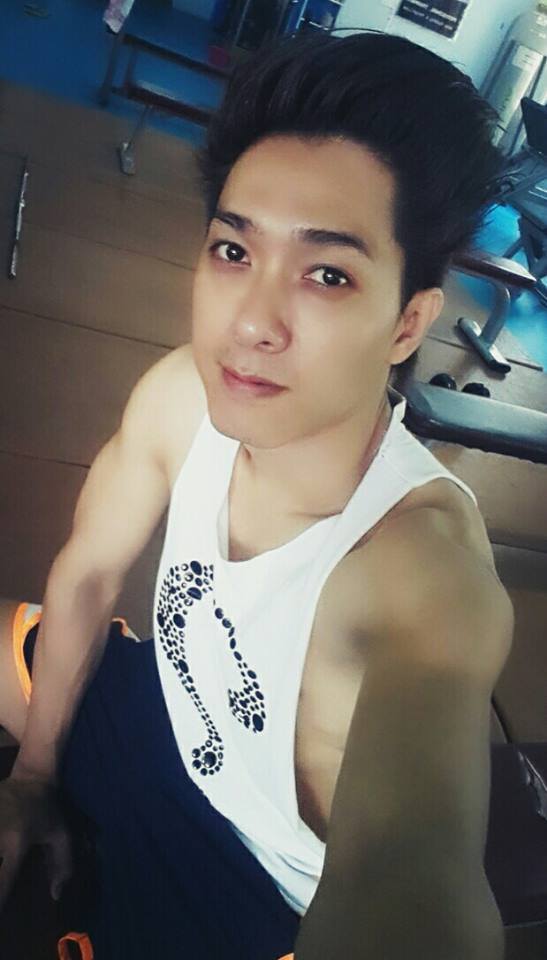 M y a n m a r H u n k s: Myanmar Shirtless Hunks @ Selfie