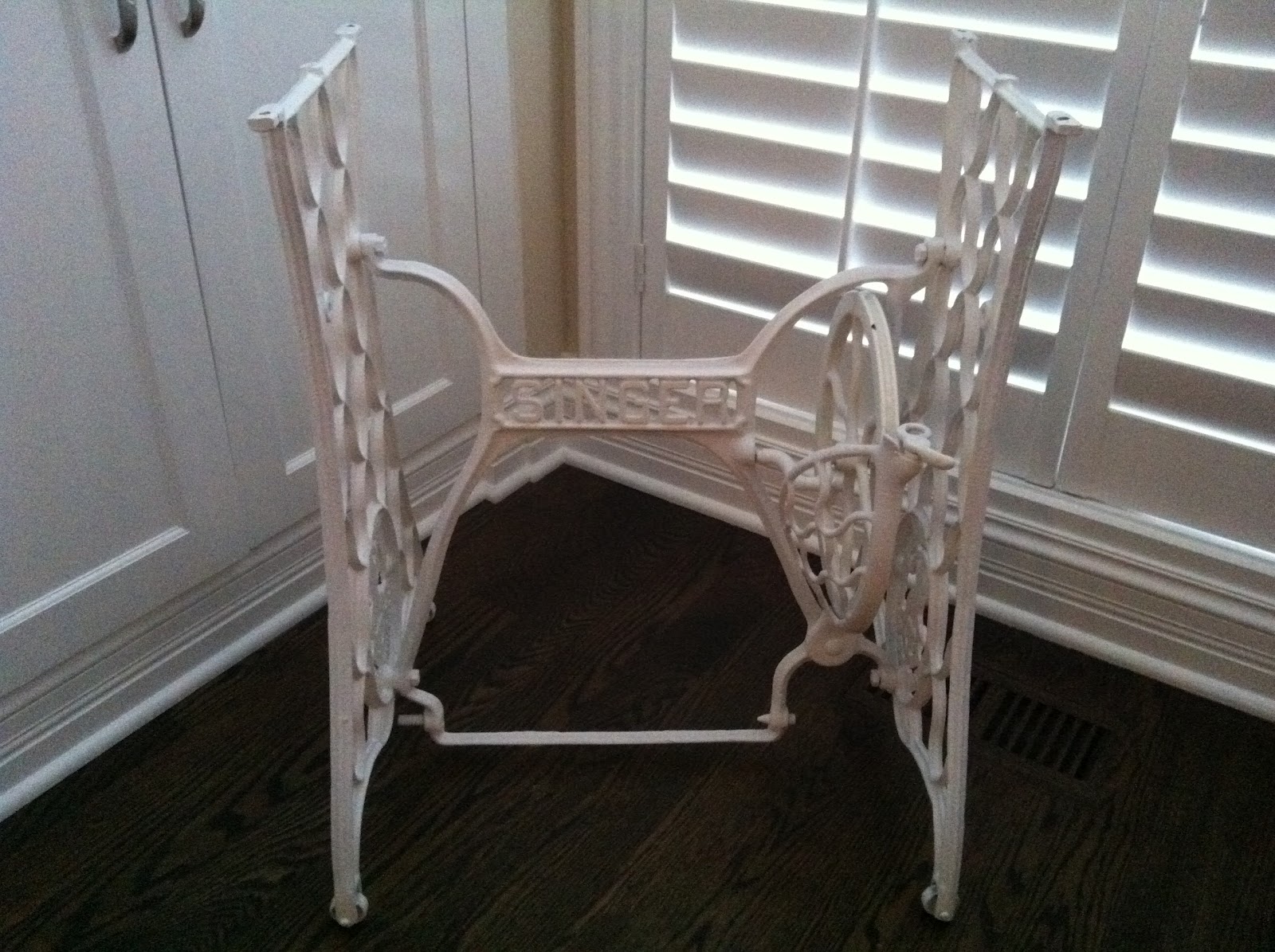 Blissful on the Bayou: SINGER SEWING TABLE