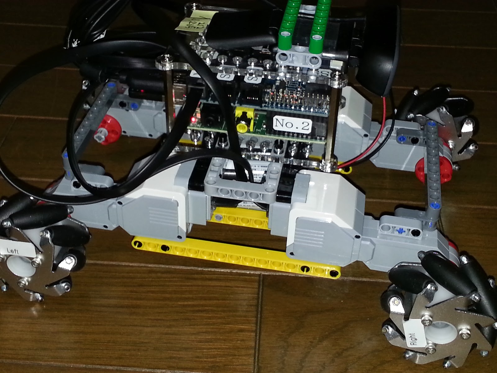 工作と小物のがらくた部屋: メカナムホイール+BrickPi でLEGO全方向移動ロボット